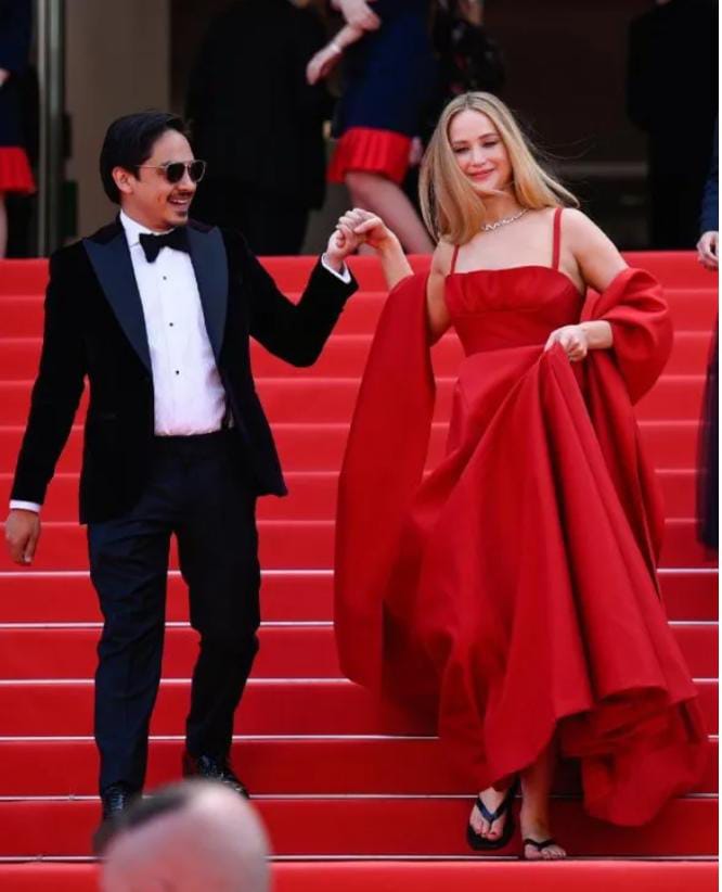 Popular / Jennifer Lawrence lució zapatillas negras con su vestido rojo ...
